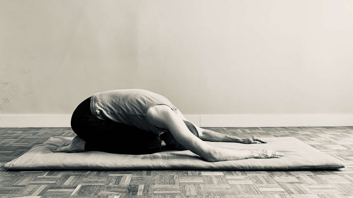 Balasana : Pourquoi & comment faire la posture de l’enfant